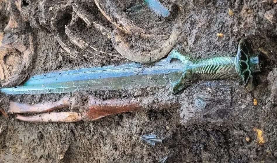 Dagli scavi spunta una spada di tremila anni fa, cosi ben conservata ...