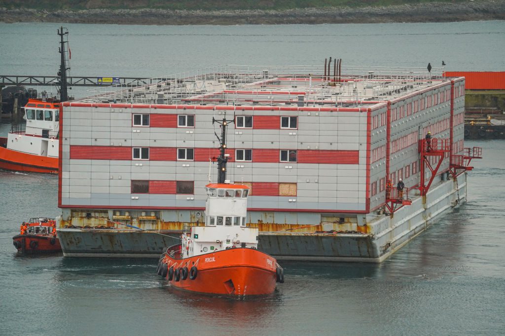 Migranti rinchiusi in chiatte galleggianti, via alla nuova legge in Uk ...