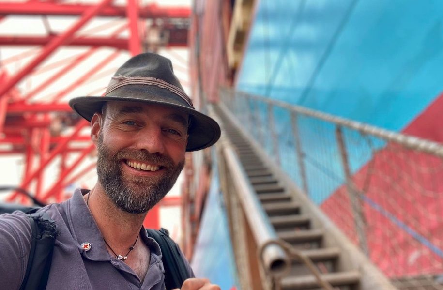 L'uomo che ha fatto il giro del mondo senza mai volare: Thor Pedersen è tornato a casa dopo 10 anni