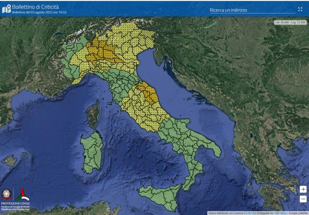 Weekend di maltempo e allerta meteo sull’Italia, in Friuli Venezia Giulia pioggia e alberi sradicati