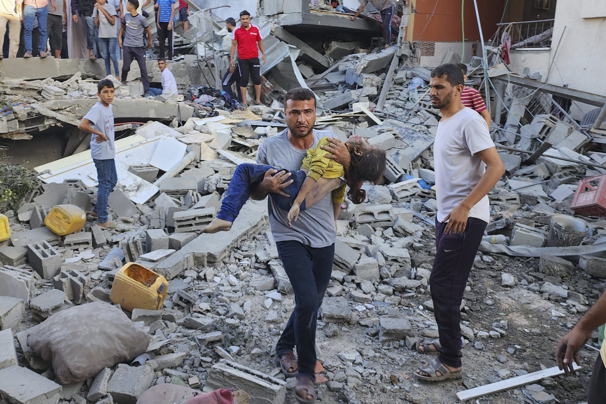 Mamme di Gaza scrivono i nomi dei figli sulle loro gambe per aiutare a ...