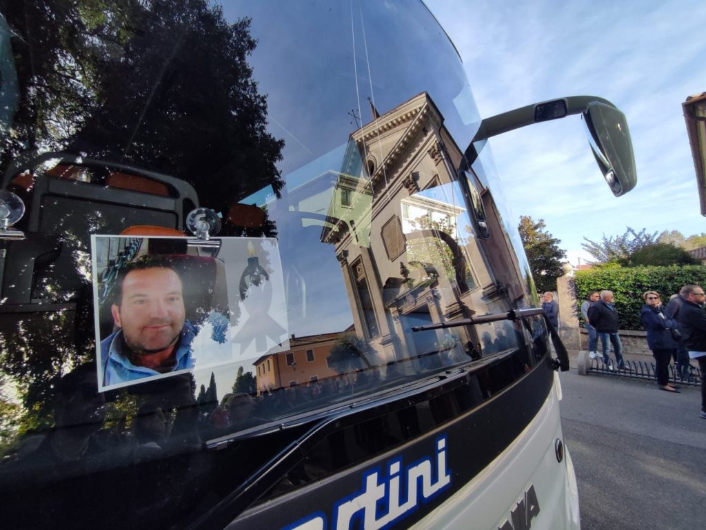 Bus precipitato a Mestre, folla al funerale di Alberto Rizzotto ...