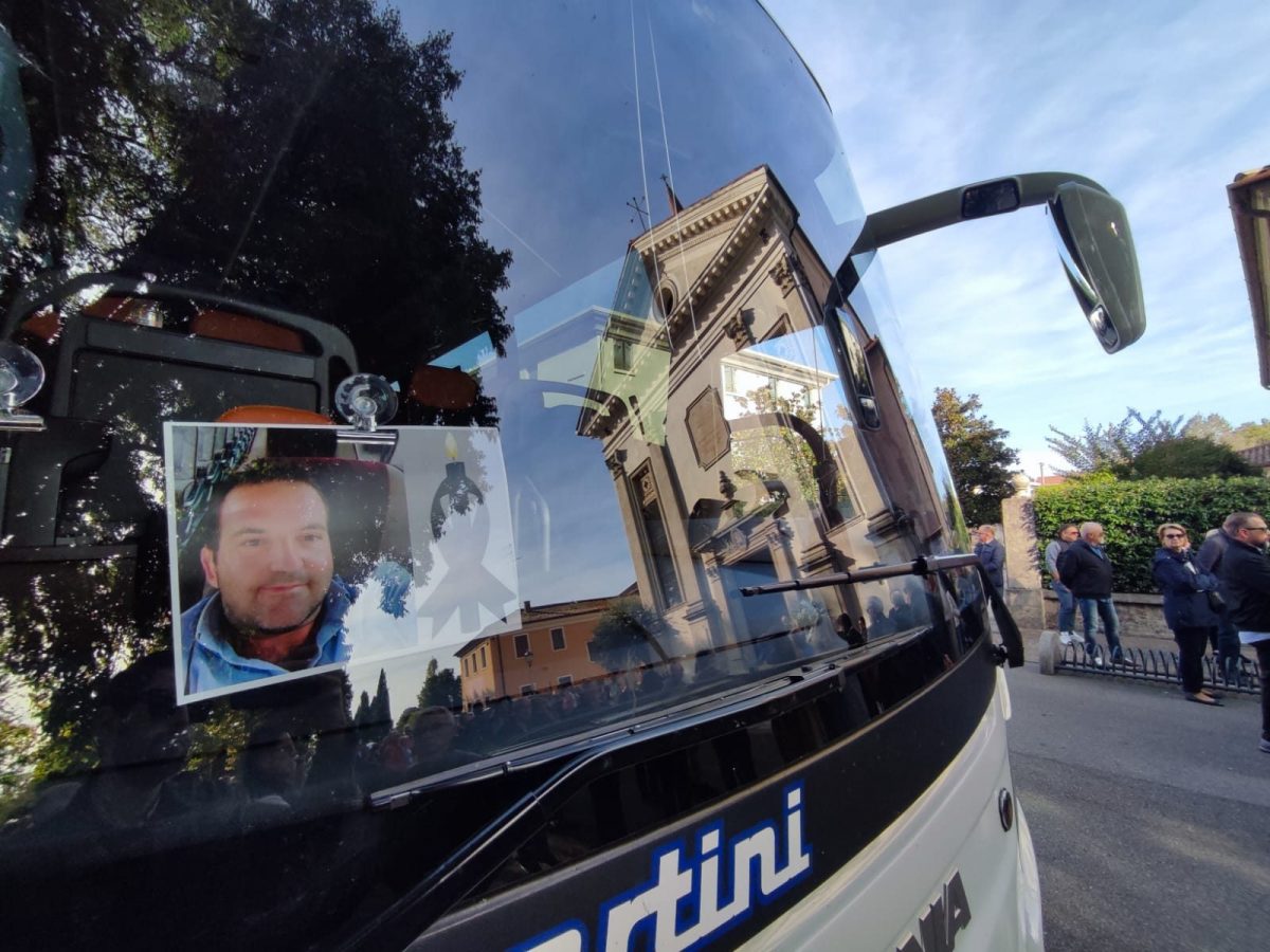 Bus precipitato a Mestre, folla al funerale di Alberto Rizzotto ...