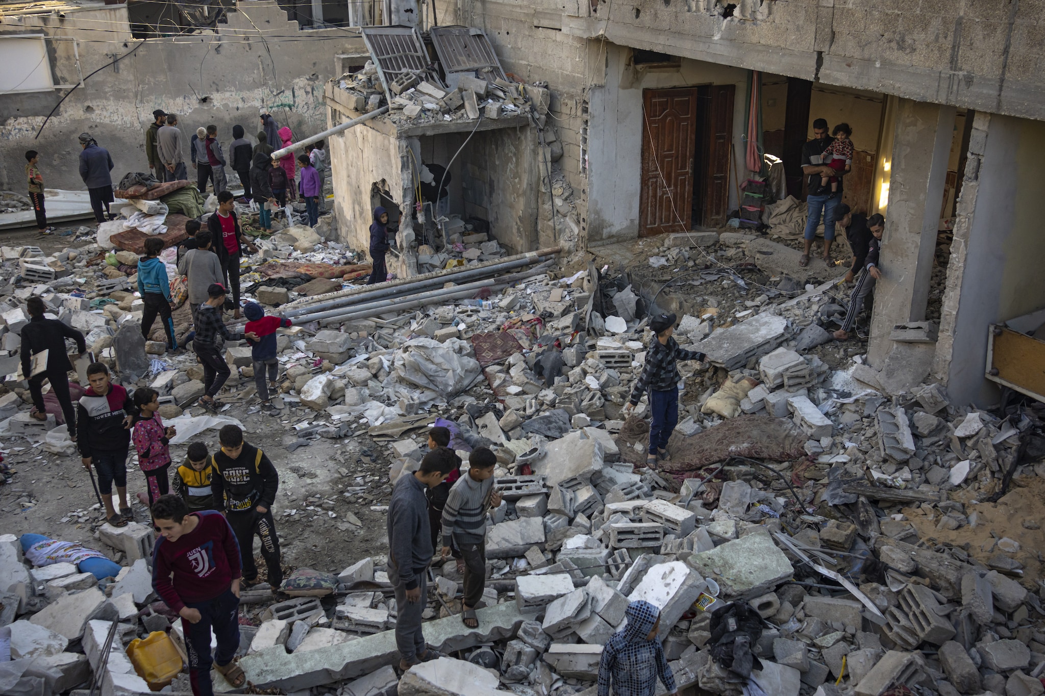 Gaza, Israele colpisce convoglio di aiuti umanitari e sfollati in cerca di rifugio: almeno 41 morti