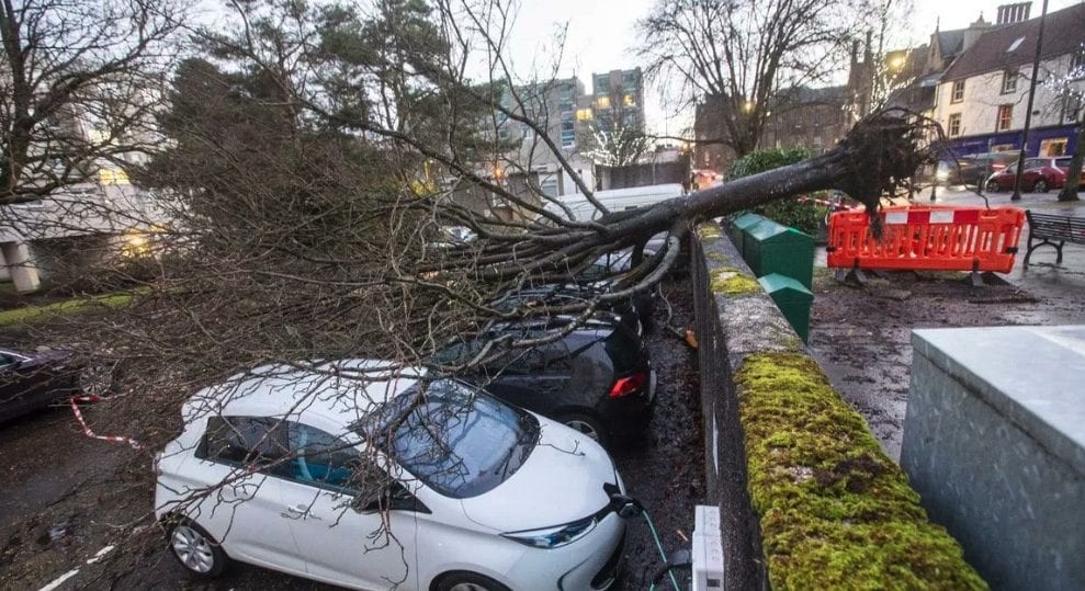 La tempesta Isha mette in ginocchio il Regno Unito, venti a 160 km/h: blackout e stop a voli e treni
