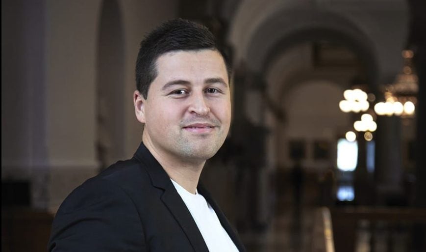 Deputato 28enne difende la sua relazione con una ragazza di 15 anni ...