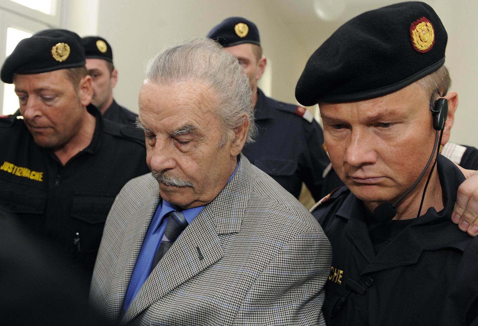 Segregò e stuprò la figlia per 24 anni, Josef Fritzl resta in carcere ...