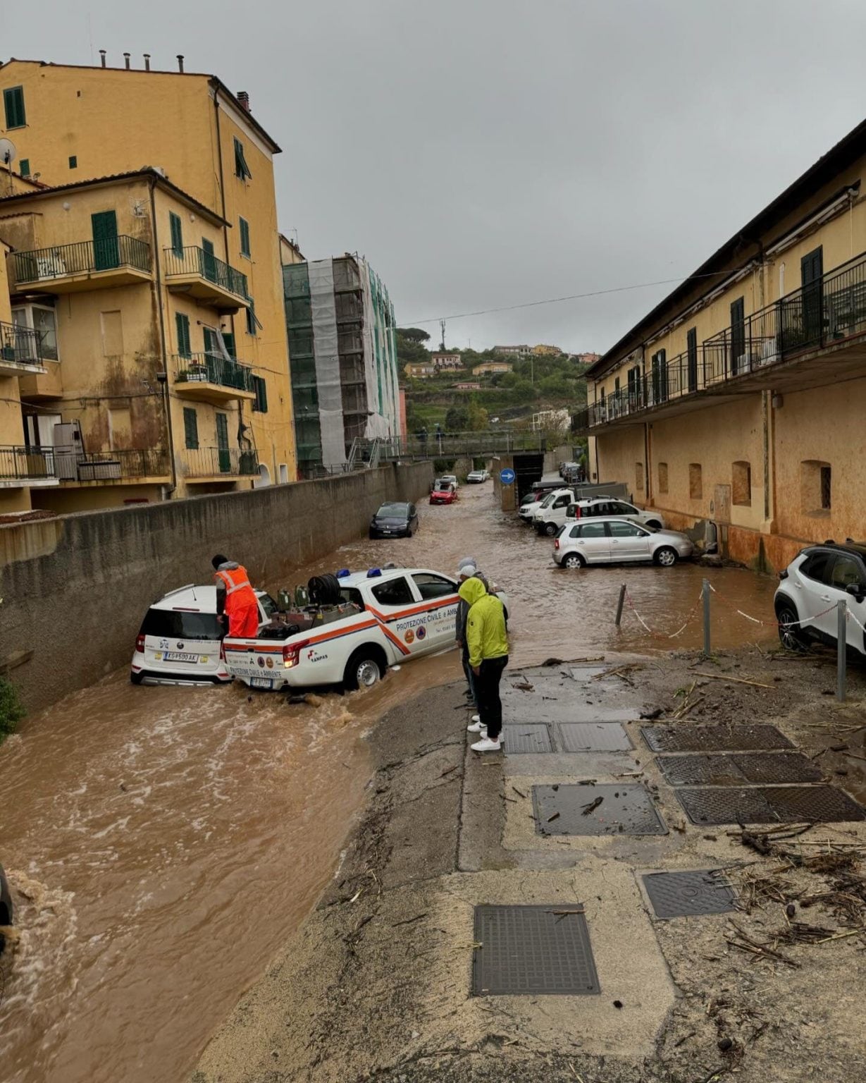 Maltempo con forti piogge all’Isola d’Elba: strade come fiumi, auto trascinate dall’acqua e frane
