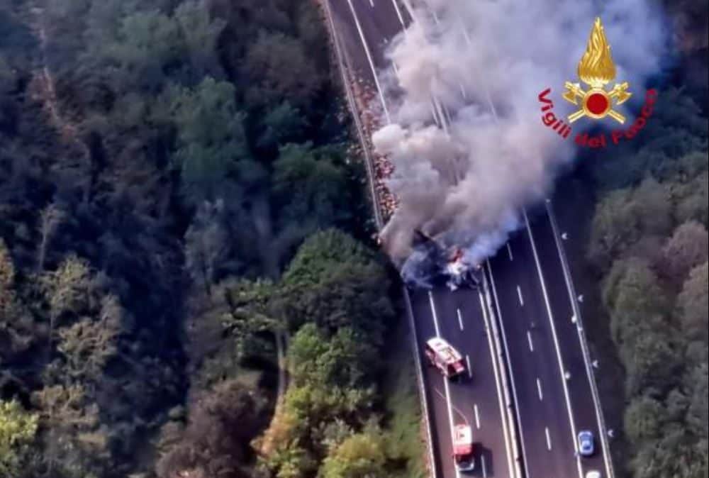 Tir a fuoco sulla A1 a San Giovanni Valdarno, enorme nube di fumo e ...