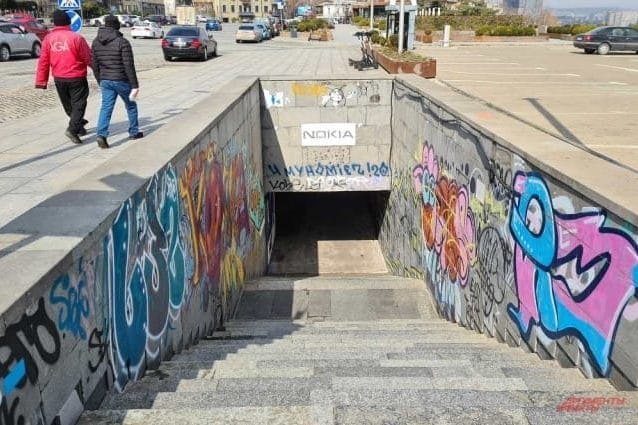 Canta in strada e non si accorge del sottopasso, Arina precipita e ...