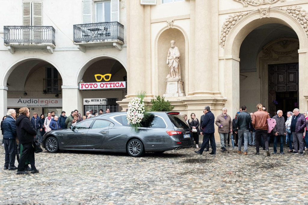 Funerali Giulia Manfrini trafitta dal pesce, tavola da surf in chiesa ...
