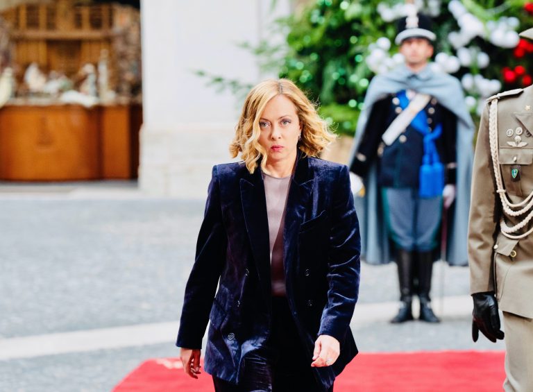 "Mollerò per pochi infami": la furia di Meloni contro i suoi che ...