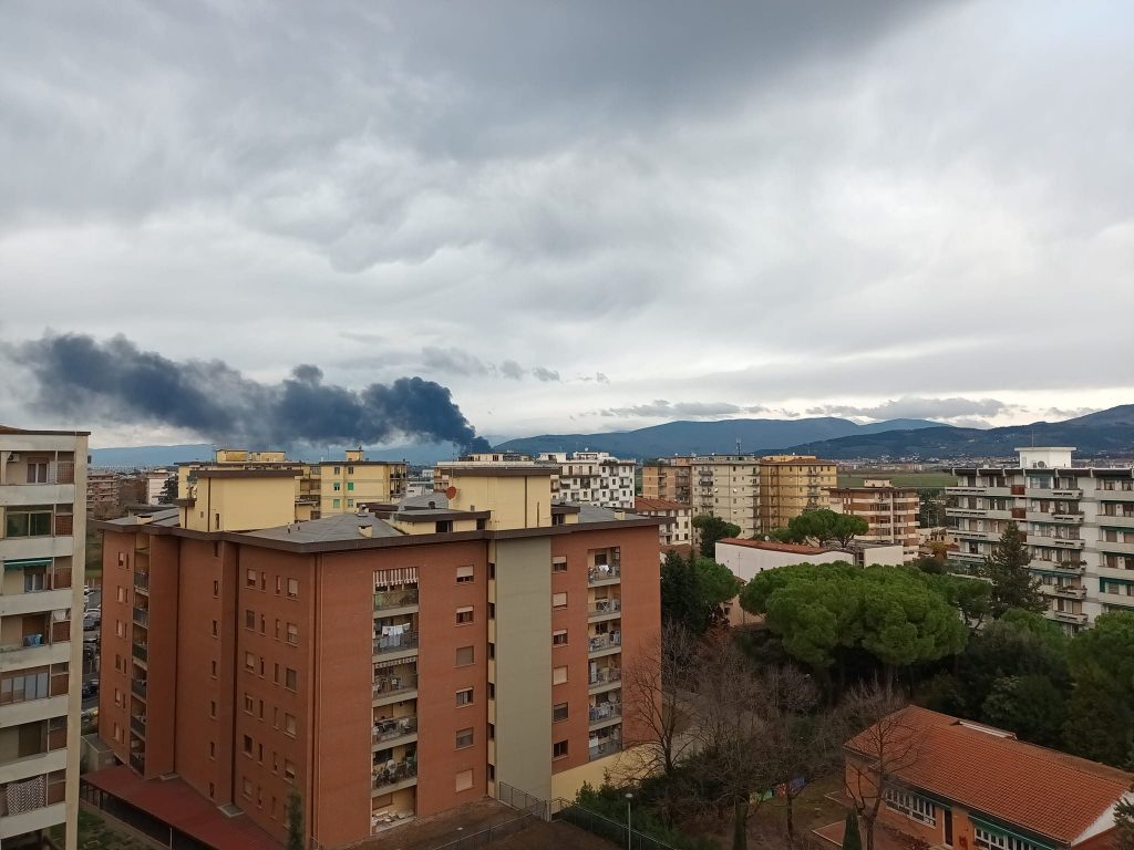 Esplode deposito Eni a Calenzano: fumo nero sulla città, boato ...
