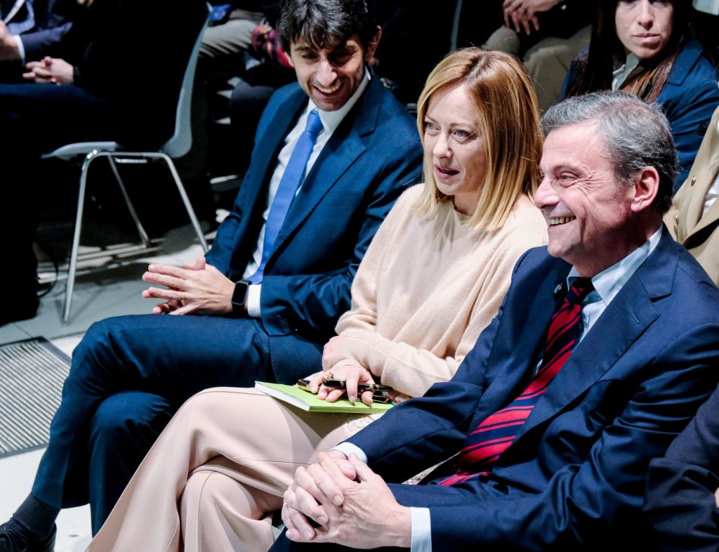 Calenda: "L'unico modo per avere a che fare con il M5S è cancellarlo". Meloni ride e applaude