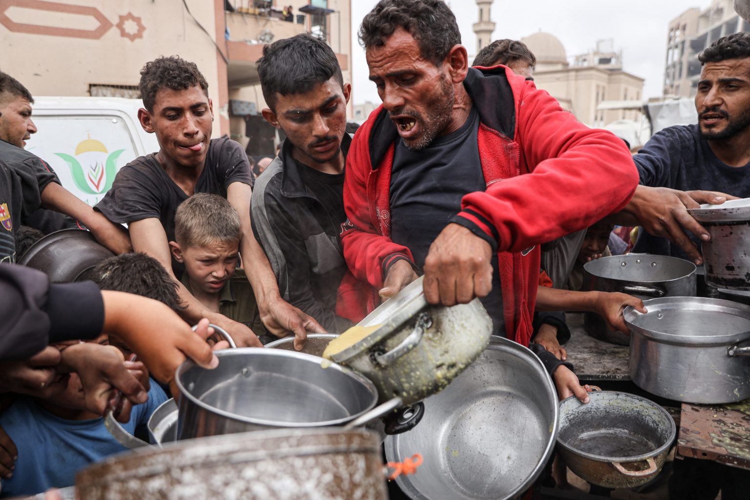 "Diamo milioni di pasti, i sorrisi non mentono": tutte le bufale del ...