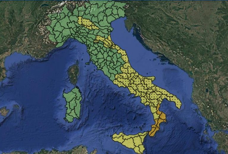 Allerta meteo arancione e gialla per venerdì 16 maggio, scuole chiuse per maltempo: le regioni a ...