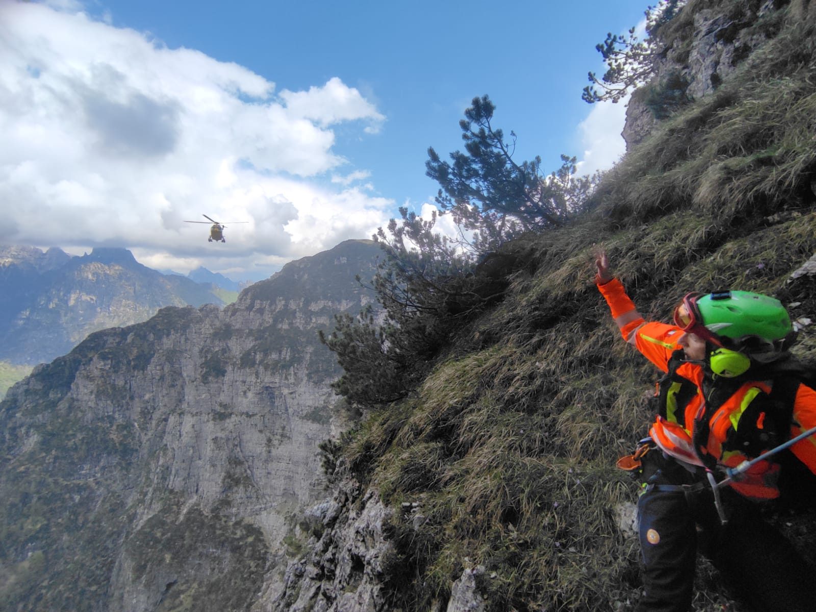 Gli amici vedono un masso staccarsi e lui sparire: escursionista muore ...