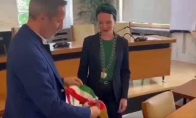 Il caso della neo eletta sindaca di Merano Zeller che si è tolta la ...