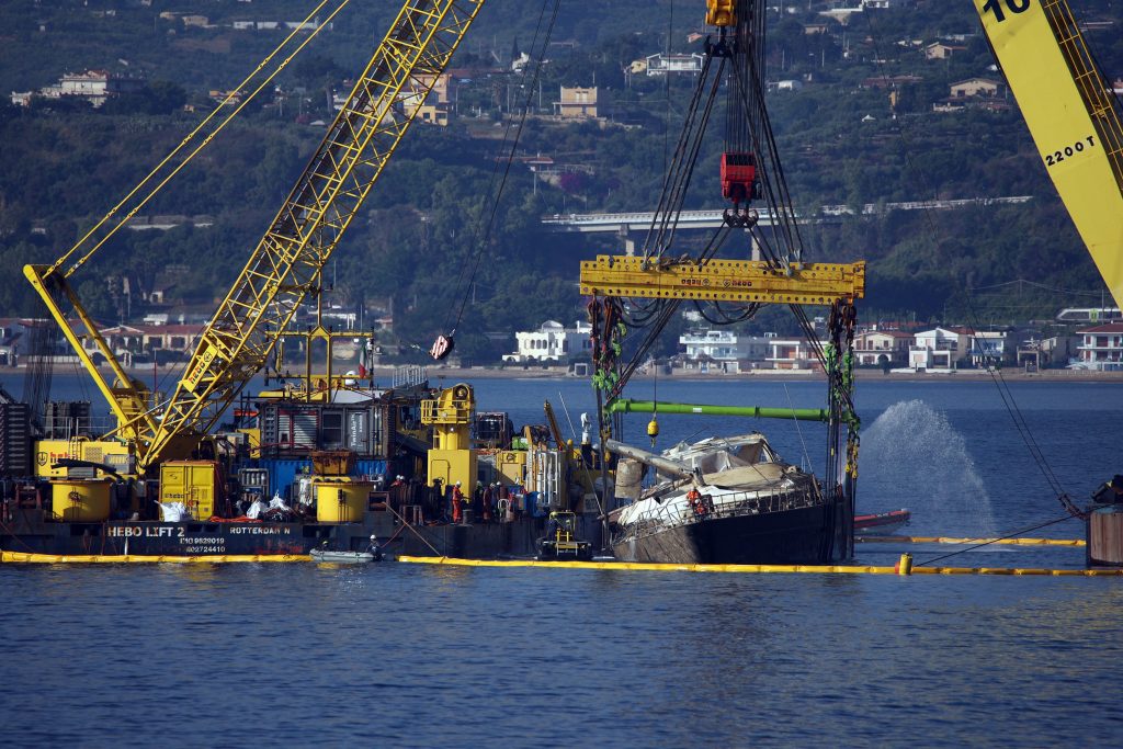 Il Bayesian torna a galla, iniziato il recupero del veliero: lo scafo ...