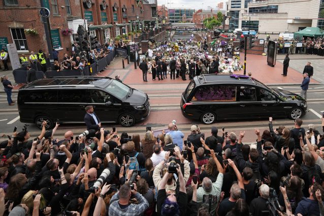 Funerali Ozzy Osbourne: i fiori sulla bara con il suo nome e le lacrime ...