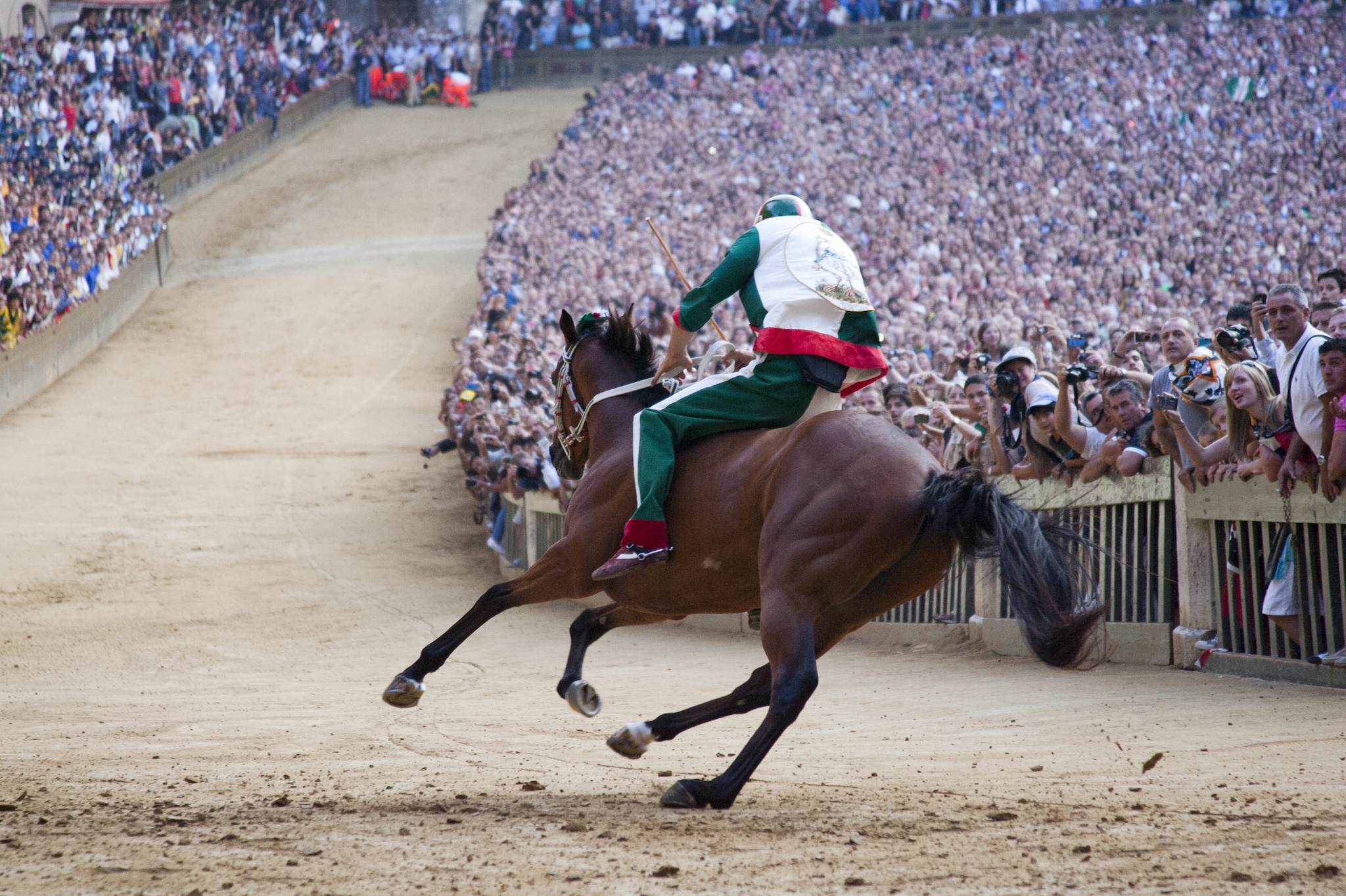 Palio di Siena 2025, vince la contrada dell'Oca con il fantino Tittia ...