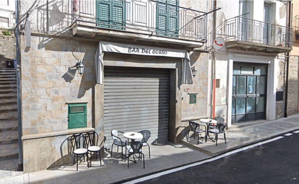 "Si era invaghito di lei": 79enne accoltella barista di 28 anni, spara ...