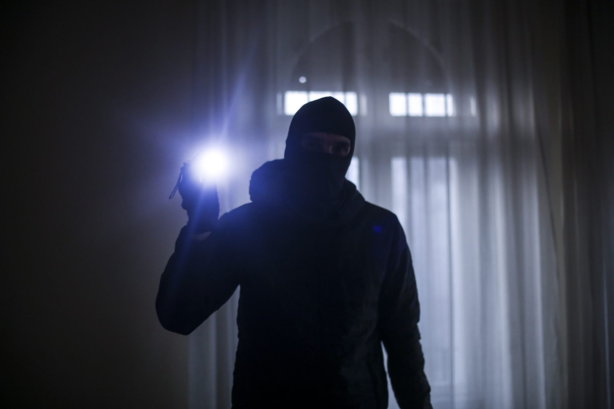 Trova la casa svaligiata dai ladri e muore d'infarto per lo choc ...