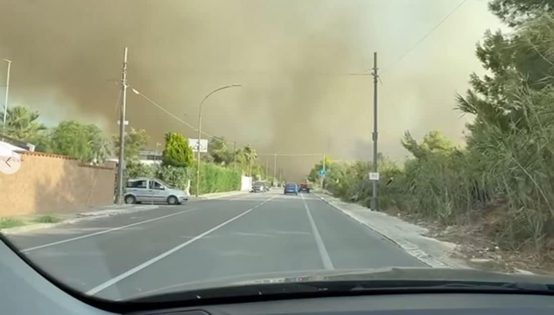 Enorme incendio in Salento minaccia case e spiagge a Lecce, persone in ...