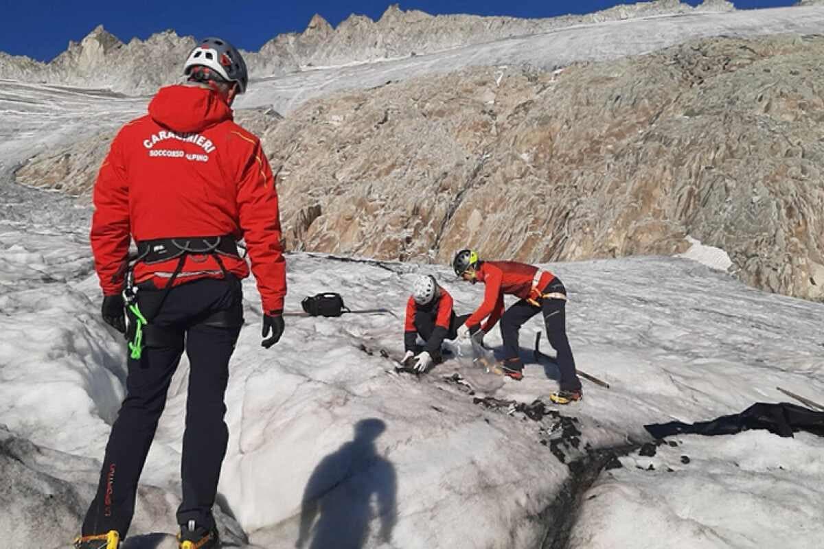 Resti di un soldato della Grande Guerra emergono dal ghiacciaio ...