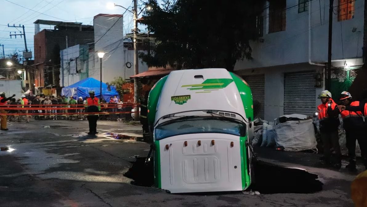 Camion carico di bibite sprofonda in una voragine di 8 metri: il video ...
