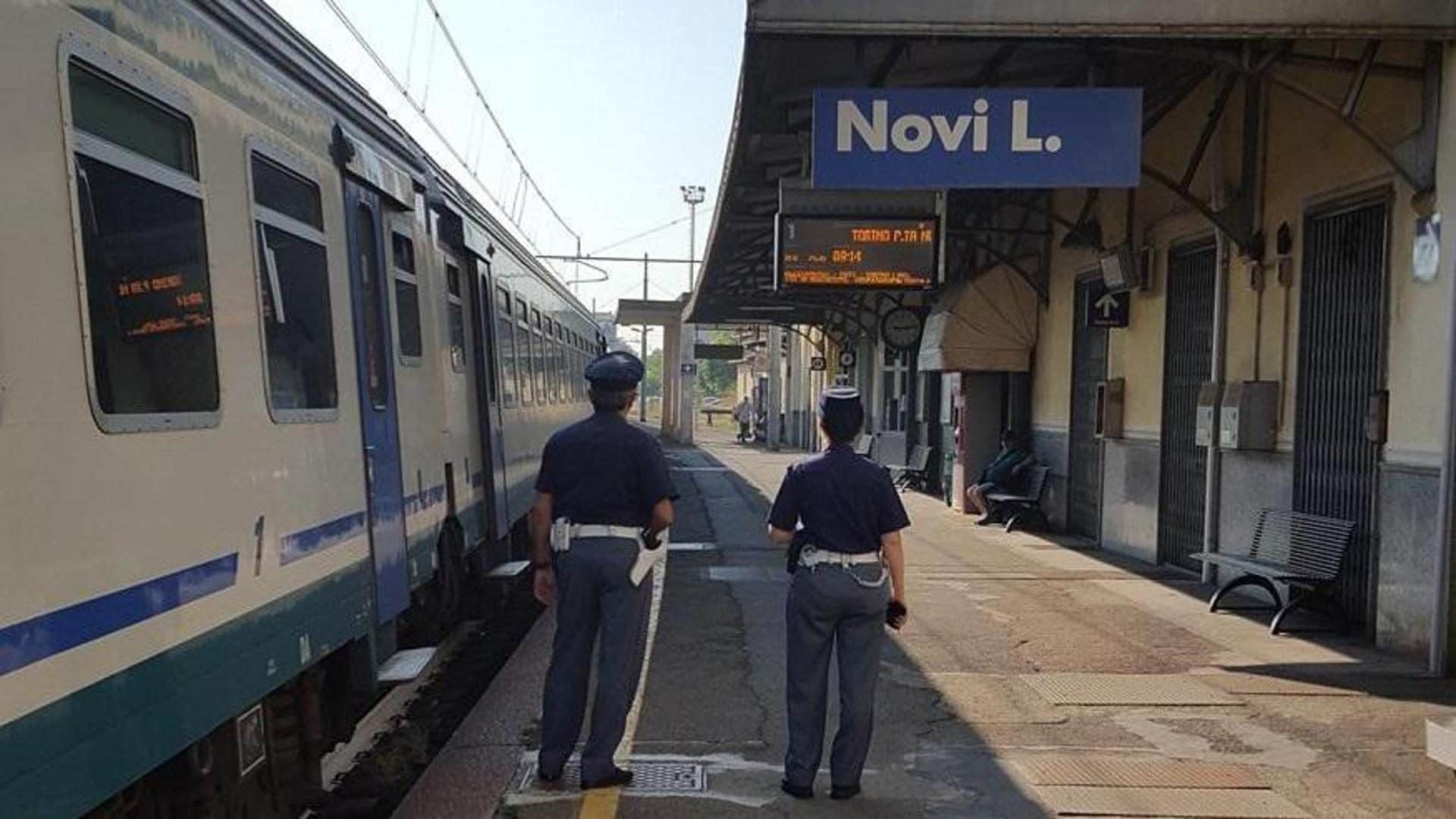 Tocca le parti basse di un uomo sul treno: un passeggero riprende la scena