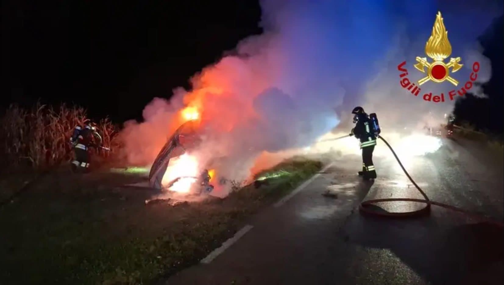 Auto con 5 ragazzi a bordo si incendia: gli amici che li seguivano li estraggono dalle lamiere e ...
