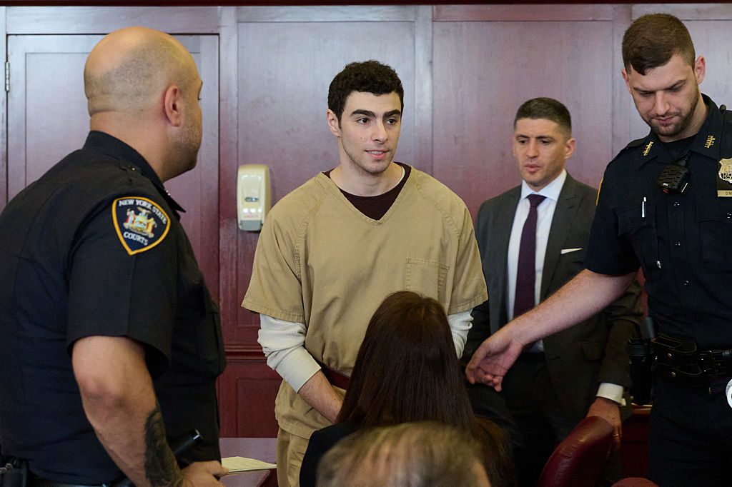 "Non fu terrorismo": respinte due accuse per Luigi Mangione. Cosa ...