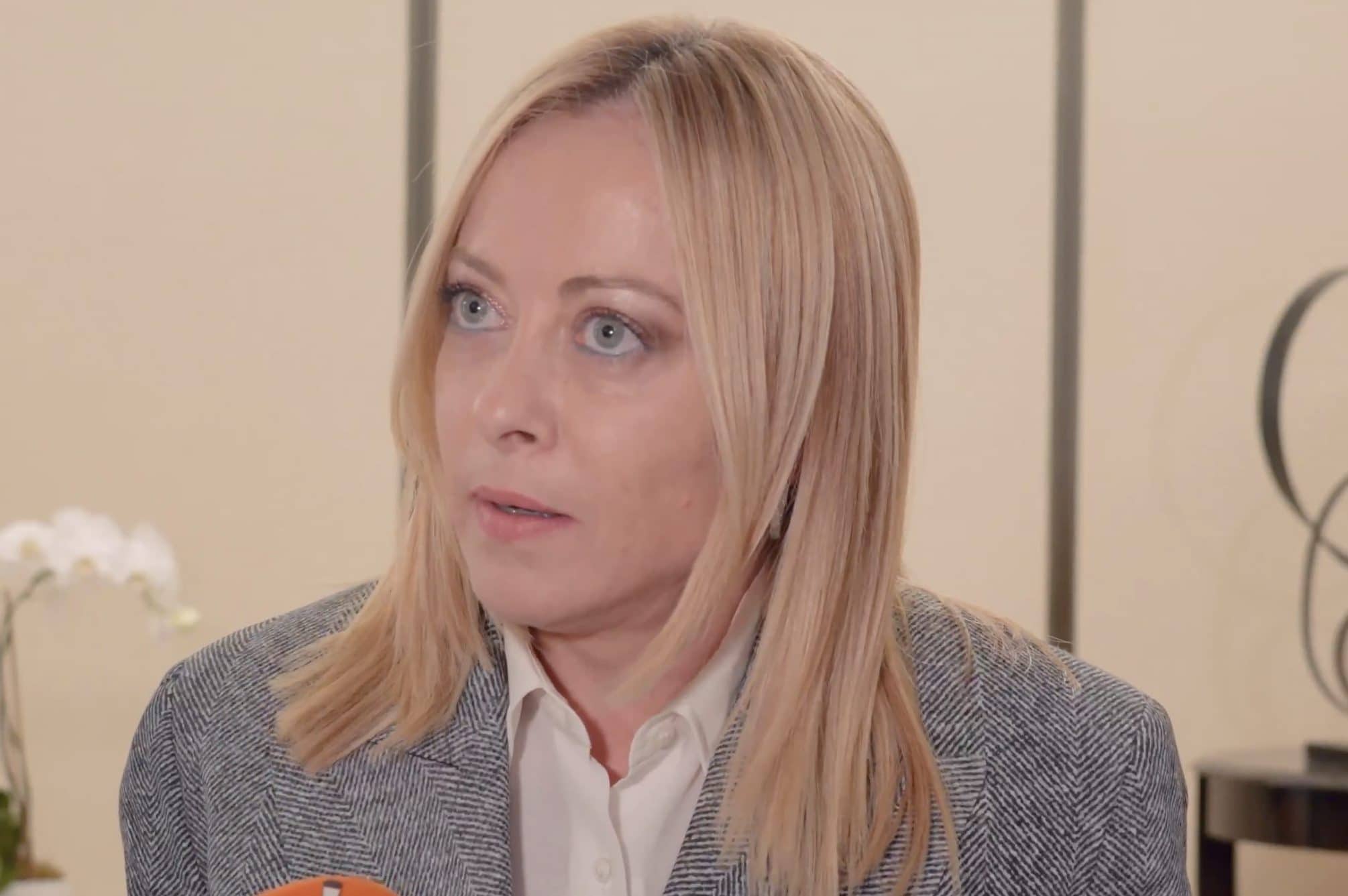 Meloni dice che ci sono politici che le mandano gente sotto casa per ...