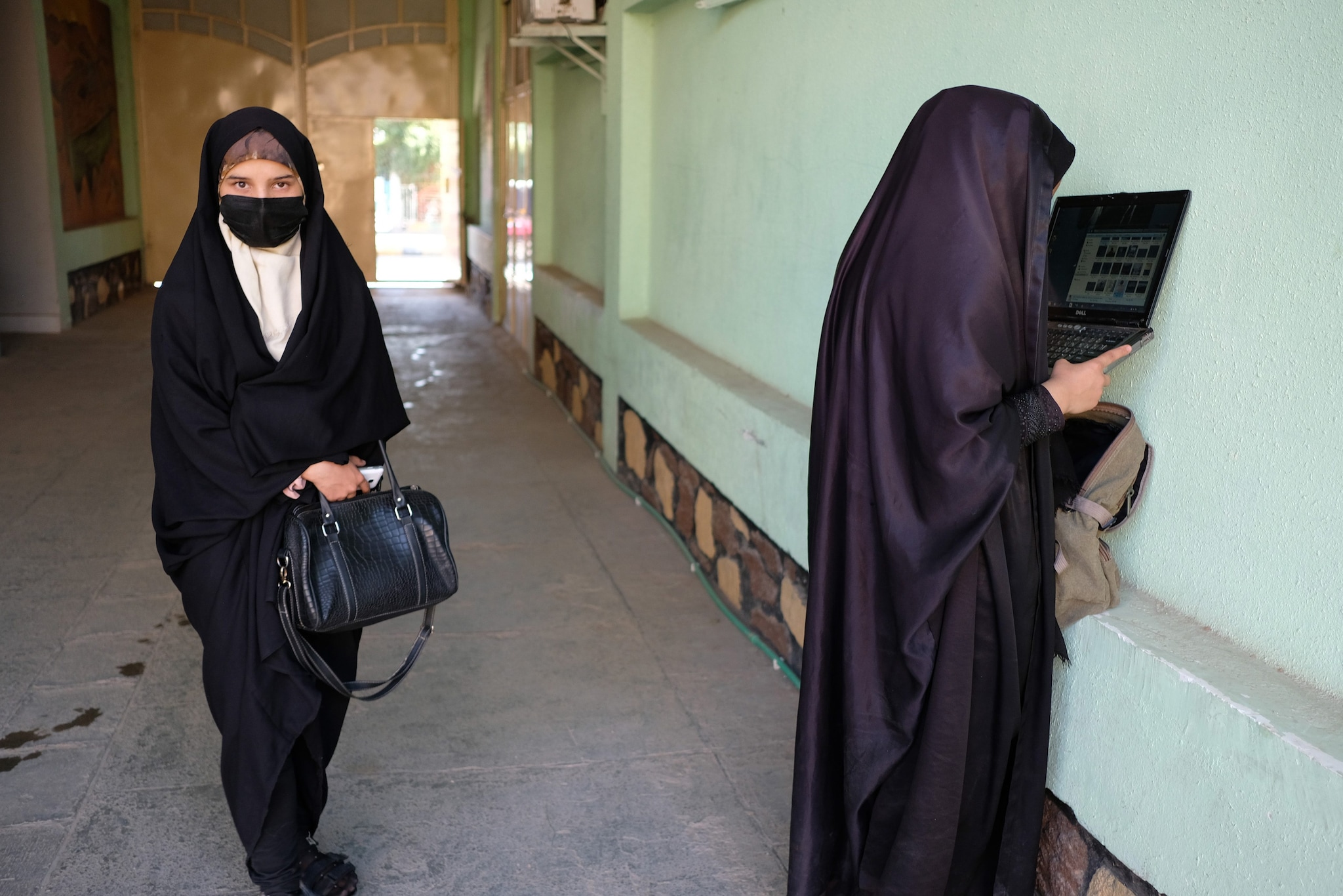 Afghanistan, i talebani bloccano Internet per 48 ore: "Donne murate in ...
