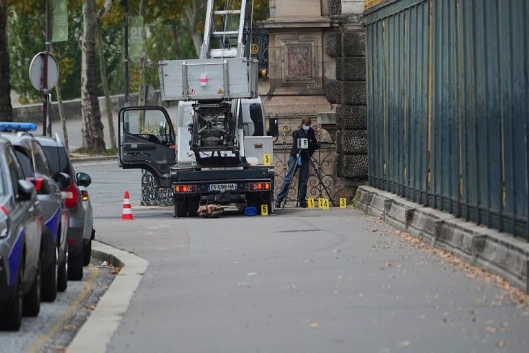 Il video che riprende il furto al Louvre: la dinamica della rapina e ...