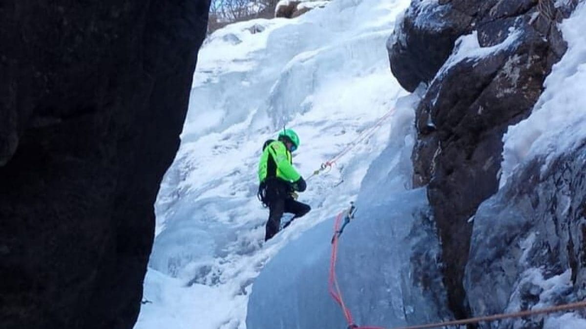 Scalatrice bloccata sulla cascata di ghiaccio nel Torinese: si calano ...