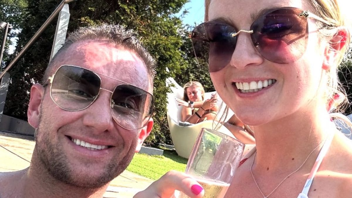 "Un anno da quando sei diventata mia moglie, sono felice", ma poi la ...