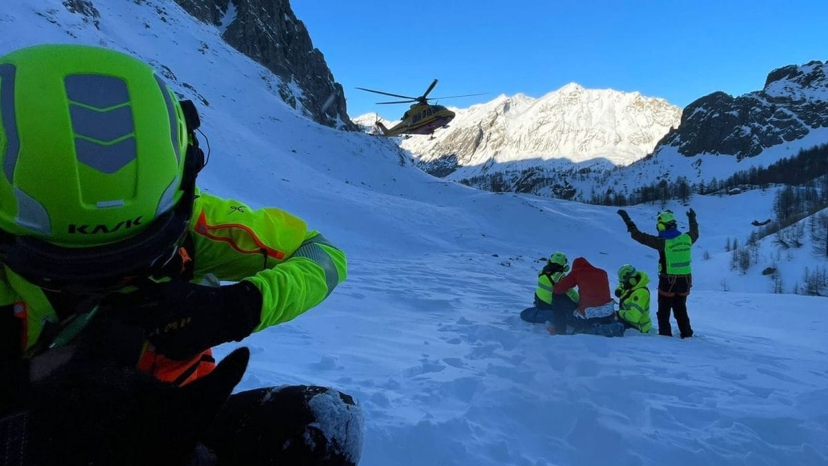Serie di valanghe travolgono gruppi di escursionisti in Piemonte: due ...