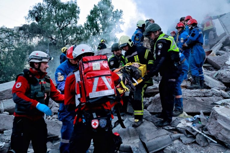 Guerra in Ucraina, 24 morti dopo un massiccio attacco russo a Kiev: tre ...