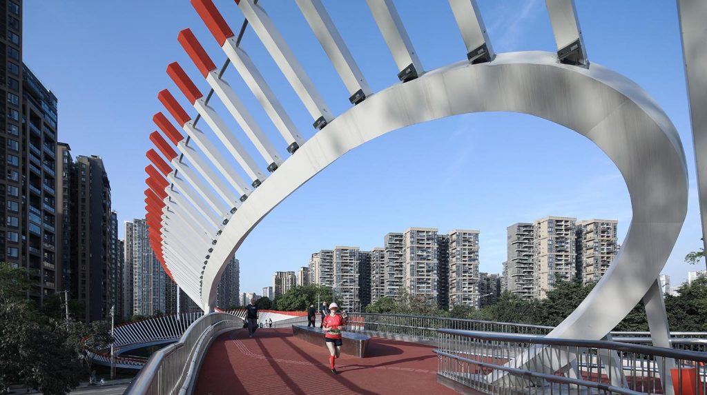 Il ponte rosso che porta fortuna e fa impazzire la Cina