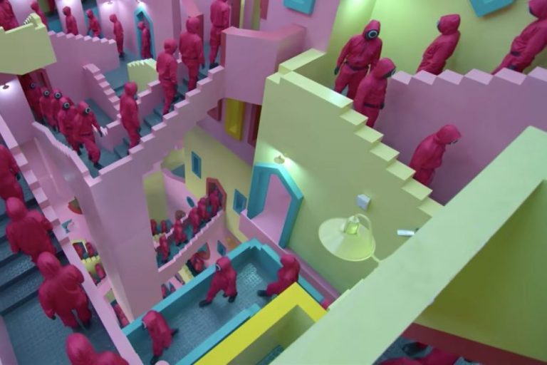 Squid Game, cosa significano i simboli geometrici sul volto delle guardie