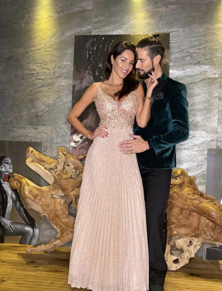 La casa di Alex Belli e Delia Duran: maxi quadri che raffigurano la ...