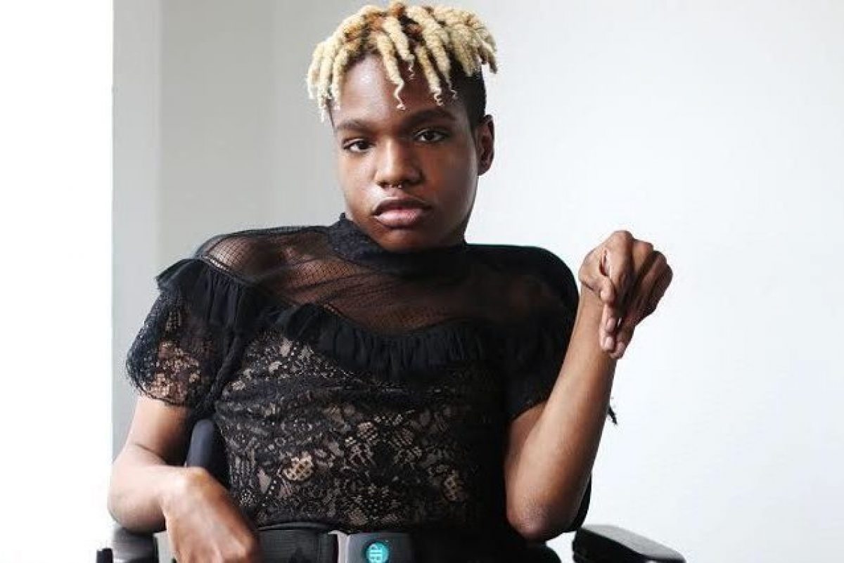 Aaron Philip, la prima modella in carrozzina a firmare un contratto con ...