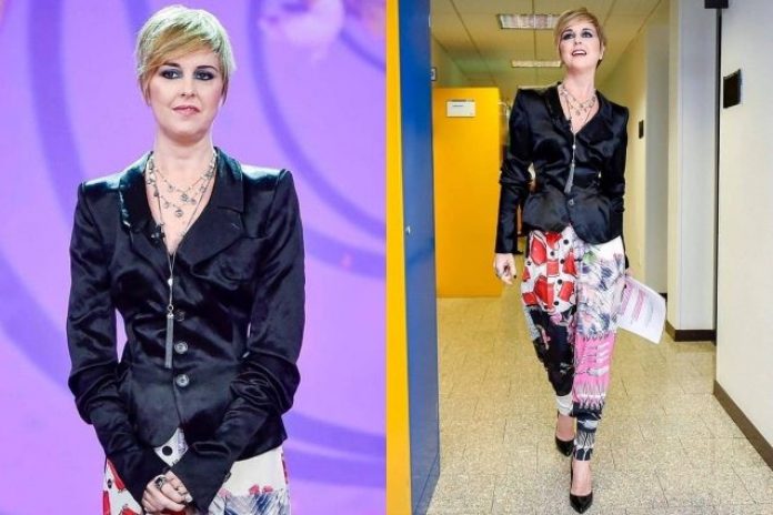 Nadia Toffa sorride a un anno dal malore: a Le Iene con parrucca corta ...