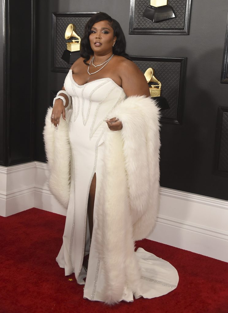 Look Grammy 2020: Lizzo rivoluzionaria veste Versace, Lana del Rey e l ...