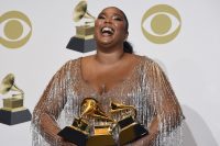 Look Grammy 2020: Lizzo rivoluzionaria veste Versace, Lana del Rey e l ...