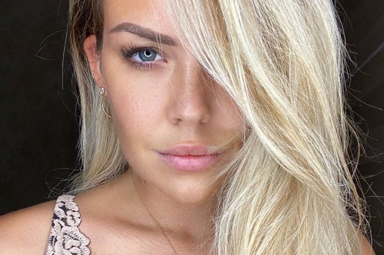 Look sexy per Costanza Caracciolo, velina bionda festeggia 20 anni