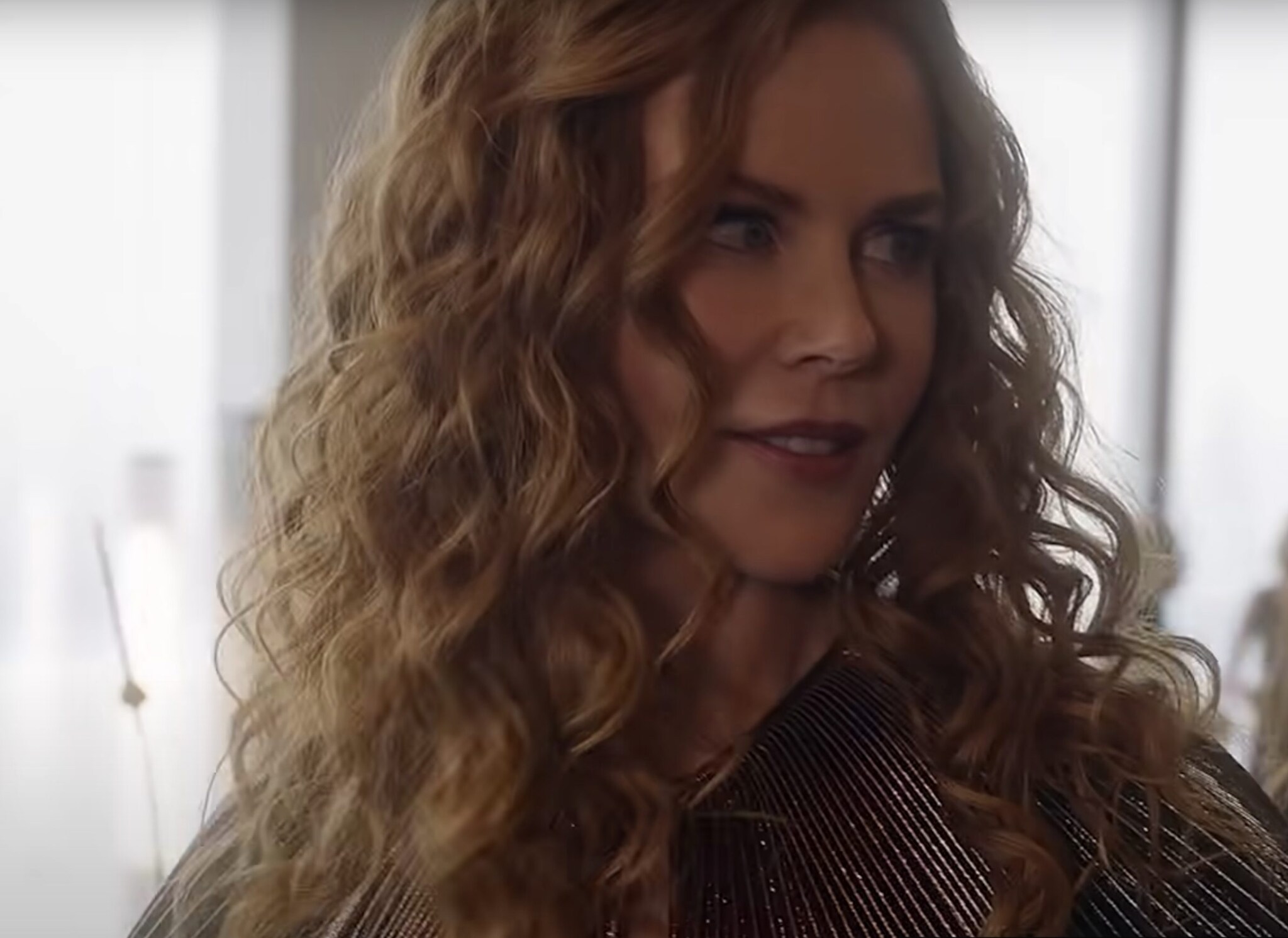 Nicole Kidman cambia look: abbandona i capelli lisci biondi e torna ai ...