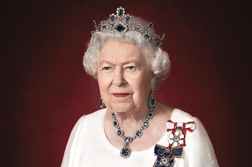 Elisabetta II, il nuovo ritratto ufficiale: la tiara di zaffiri ha un ...